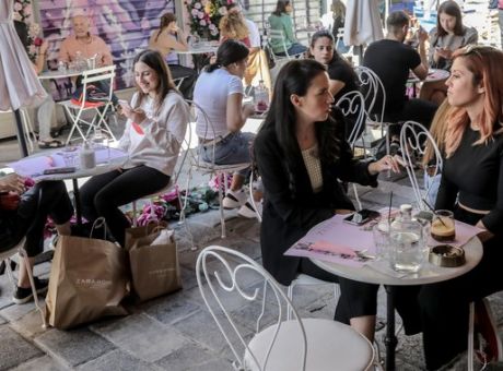 Τράπεζες: Καφέ με κάρτα αγοράζουν οι Έλληνες - Polis Media