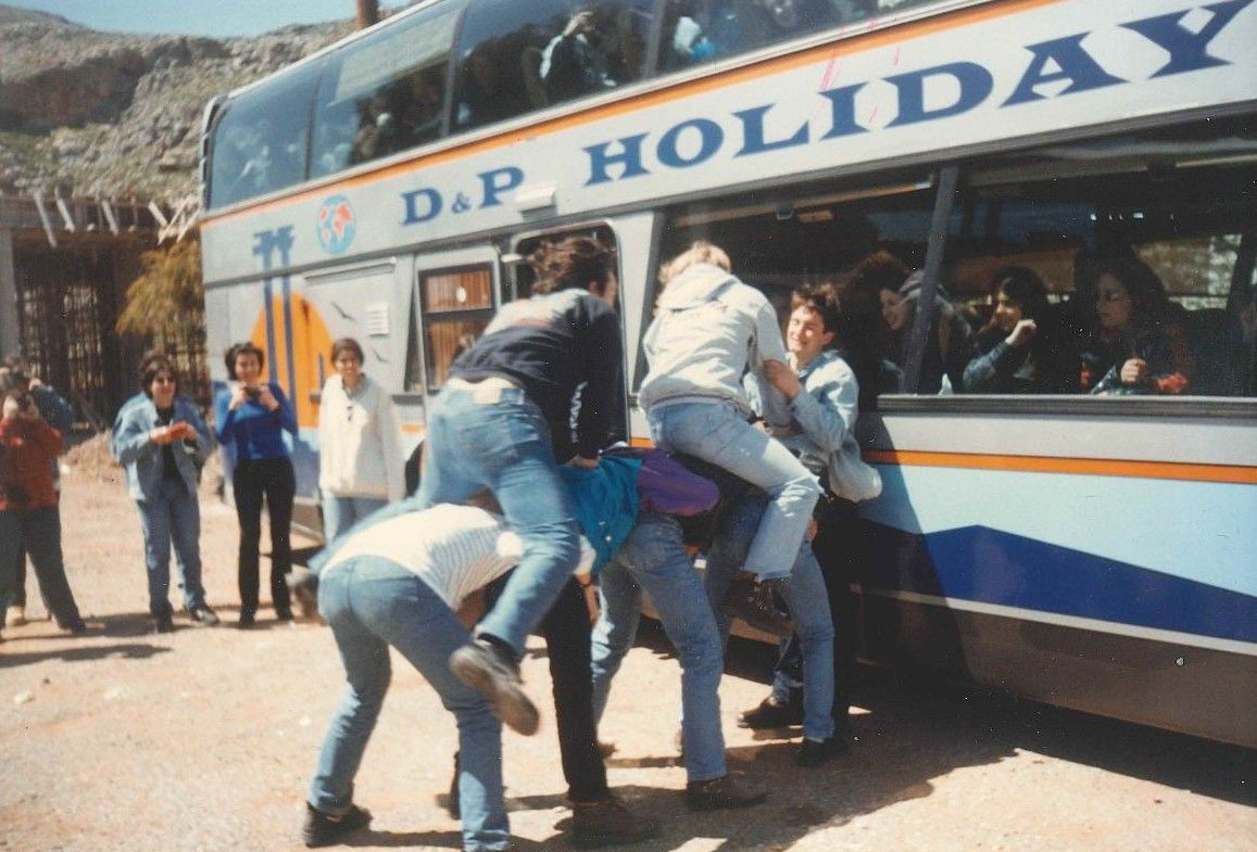 ΤΙ ΓΙΝΟΤΑΝ ΣΤΙΣ ΠΕΝΘΗΜΕΡΕΣ ΤΩΝ ’90S; ΧΑΟΤΙΚΕΣ ΦΩΤΟΓΡΑΦΙΕΣ ΜΕ ΤΣΟΥΛΟΥΦΙΑ ...