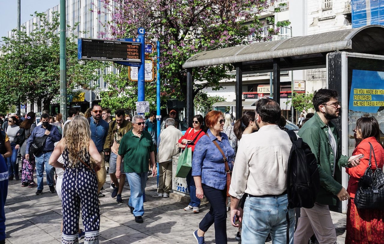ΠΟΣΟ ΧΡΟΝΟ ΧΑΝΟΥΜΕ ΠΕΡΙΜΕΝΟΝΤΑΣ ΤΟ ΛΕΩΦΟΡΕΙΟ; - Polis Media