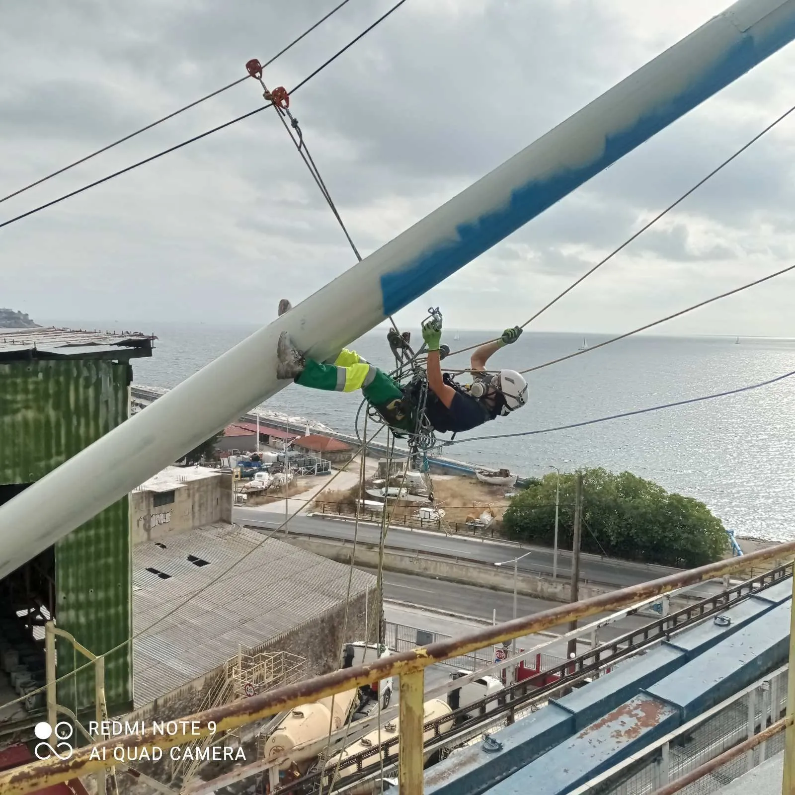ΚΡΕΜΑΣΜΕΝΟΙ ΣΤΑ 100 ΜΕΤΡΑ: ΟΙ ΑΝΘΡΩΠΟΙ ΠΟΥ ΔΟΥΛΕΥΟΥΝ ΕΚΕΙ ΠΟΥ ΟΙ ΑΛΛΟΙ ...